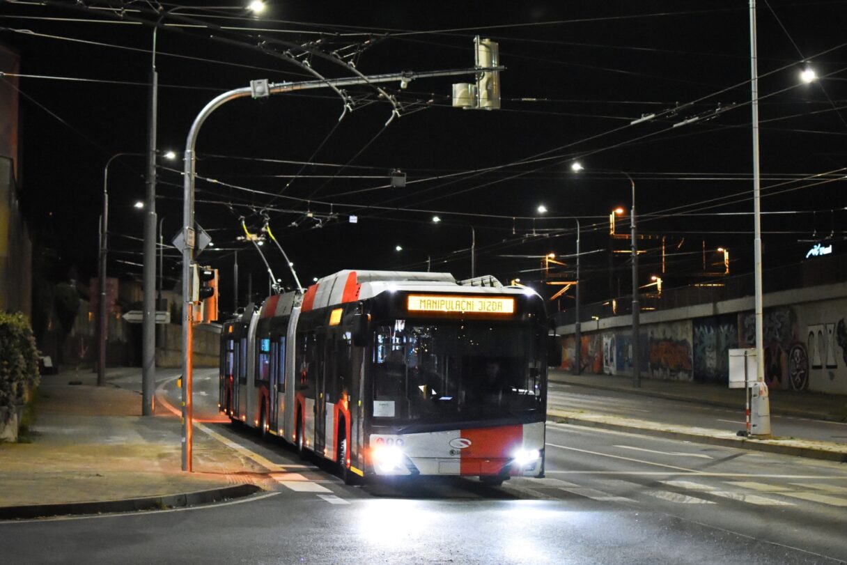Do ulic Plzně vyjel poprvé trolejbus Škoda-Solaris 24m pro Prahu ...
